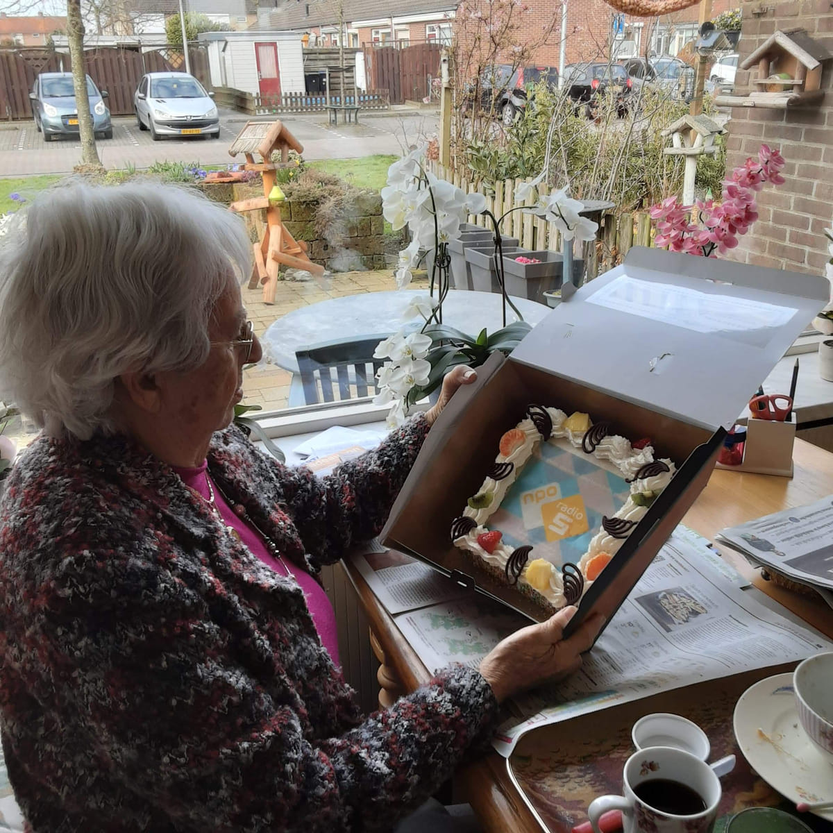 Stille helper Ria (91) krijgt slagroomtaart - EO